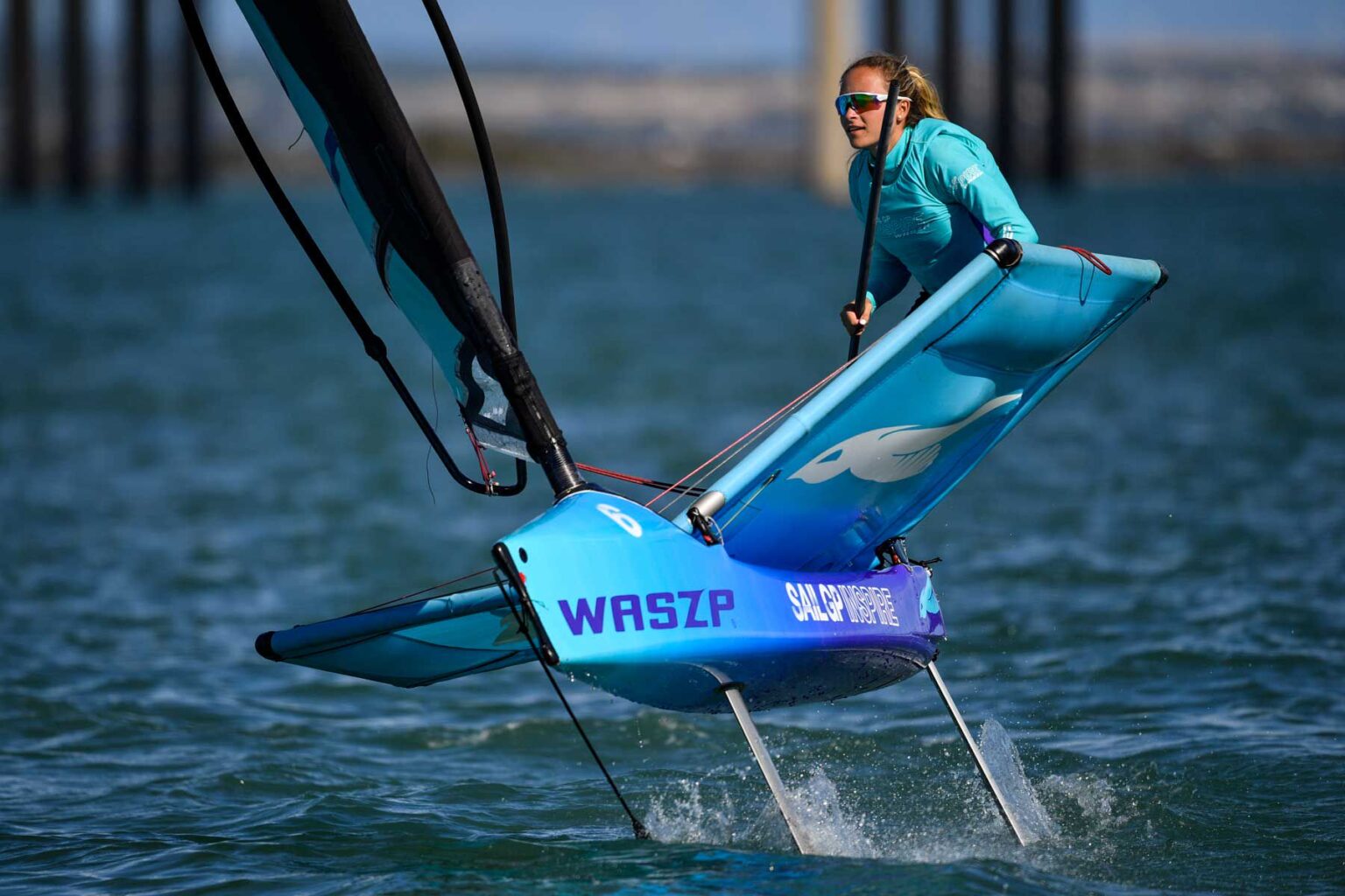 Neus Ballester, vuela en las regatas Sail GP sobre la Bahía de Cádiz