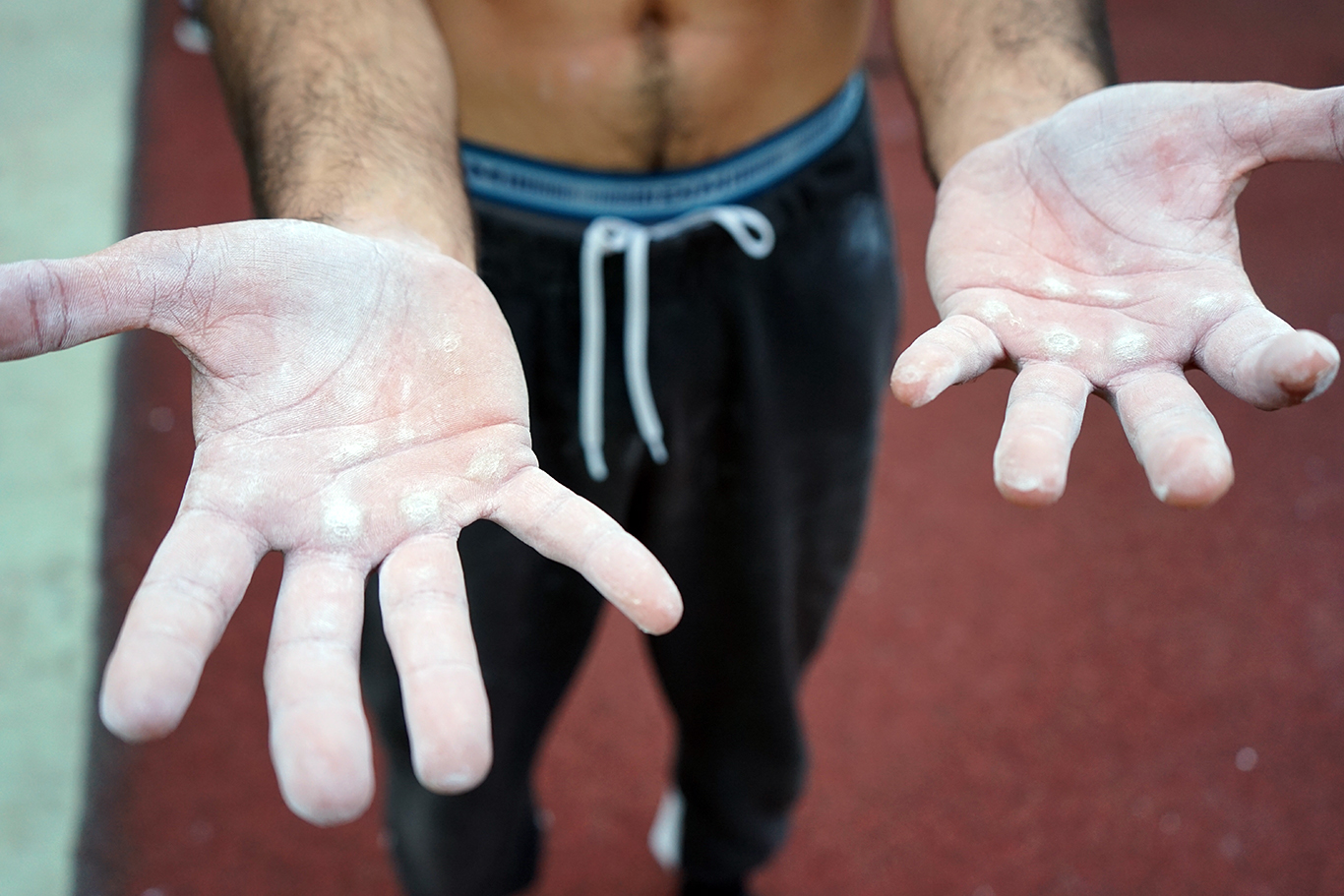 La calistenia revoluciona el deporte en los parques de Palma