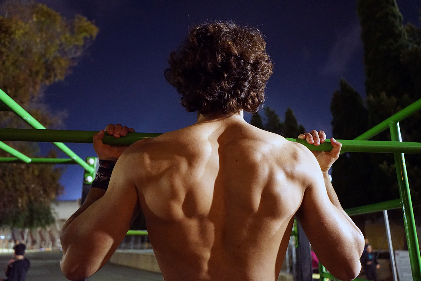 La calistenia revoluciona el deporte en los parques de Palma