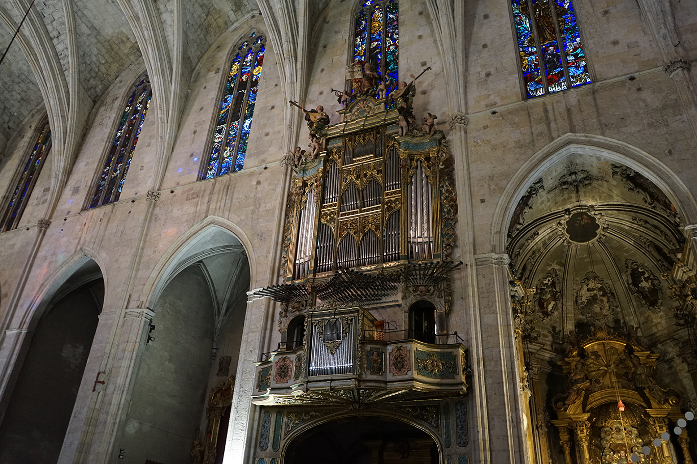 Antoni Mulet afina l'orgue de la Basílica de Sant Francesc