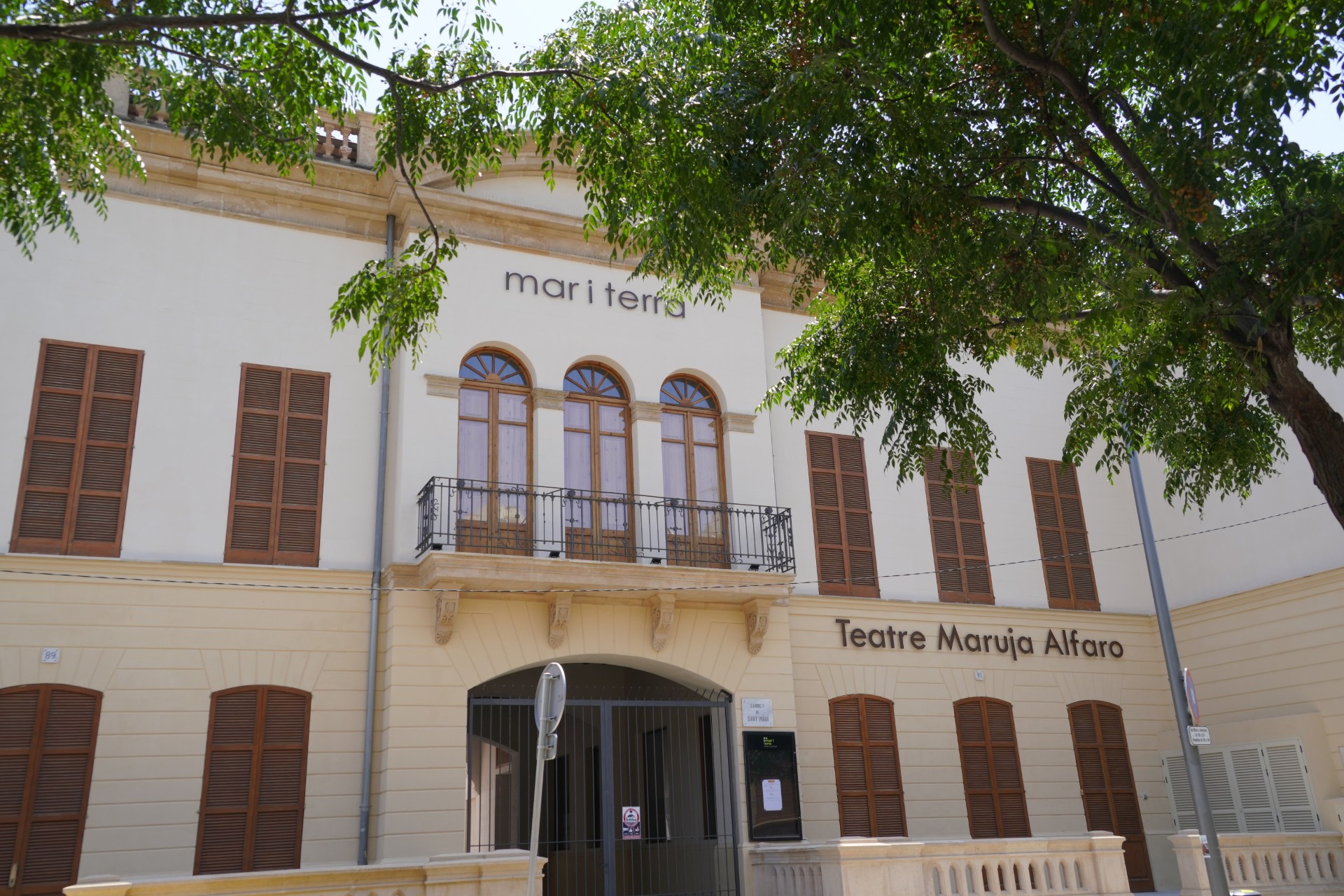 Se renueva la fachada del teatro municipal Maruja Alfaro-Mar i Terra